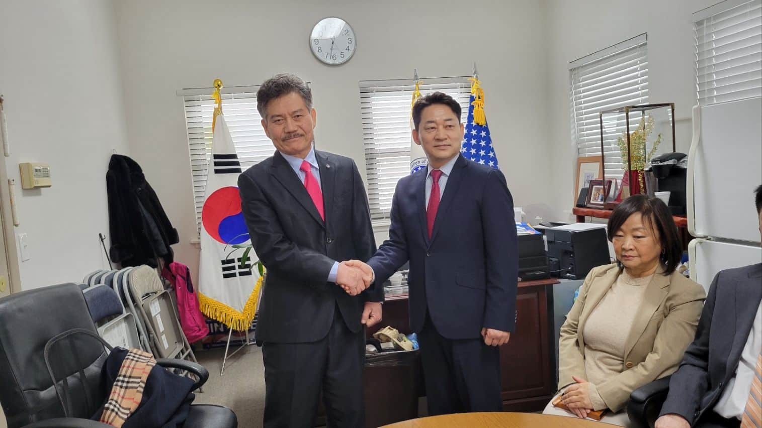 시카고 한인회장선거의 두 예비후보14일 정오 입후보 등록서류 픽업 시카고 한국일보 Korea Times Chicago
